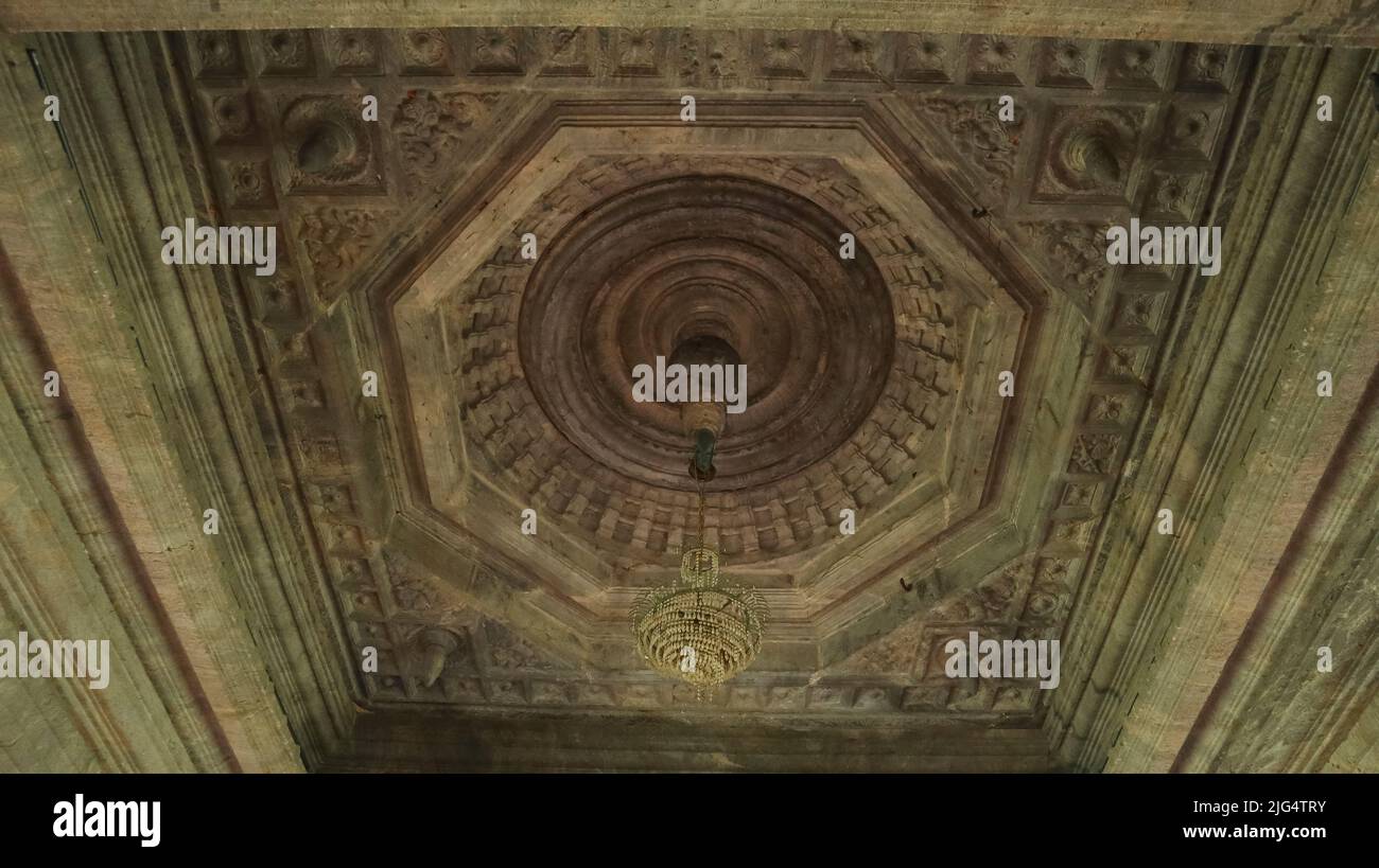 Carvings on the Top of Mandapa of Saavira Kambada Basadi, Mudbidri ...