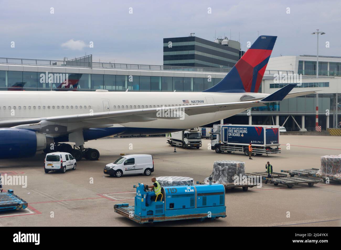 Delta plane gate hi-res stock photography and images - Alamy