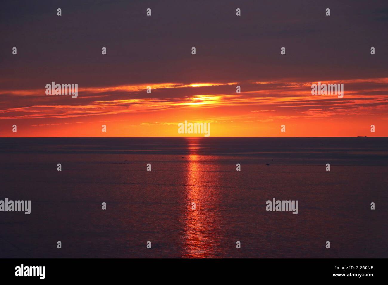 Sun setting into lake erie hi-res stock photography and images - Alamy