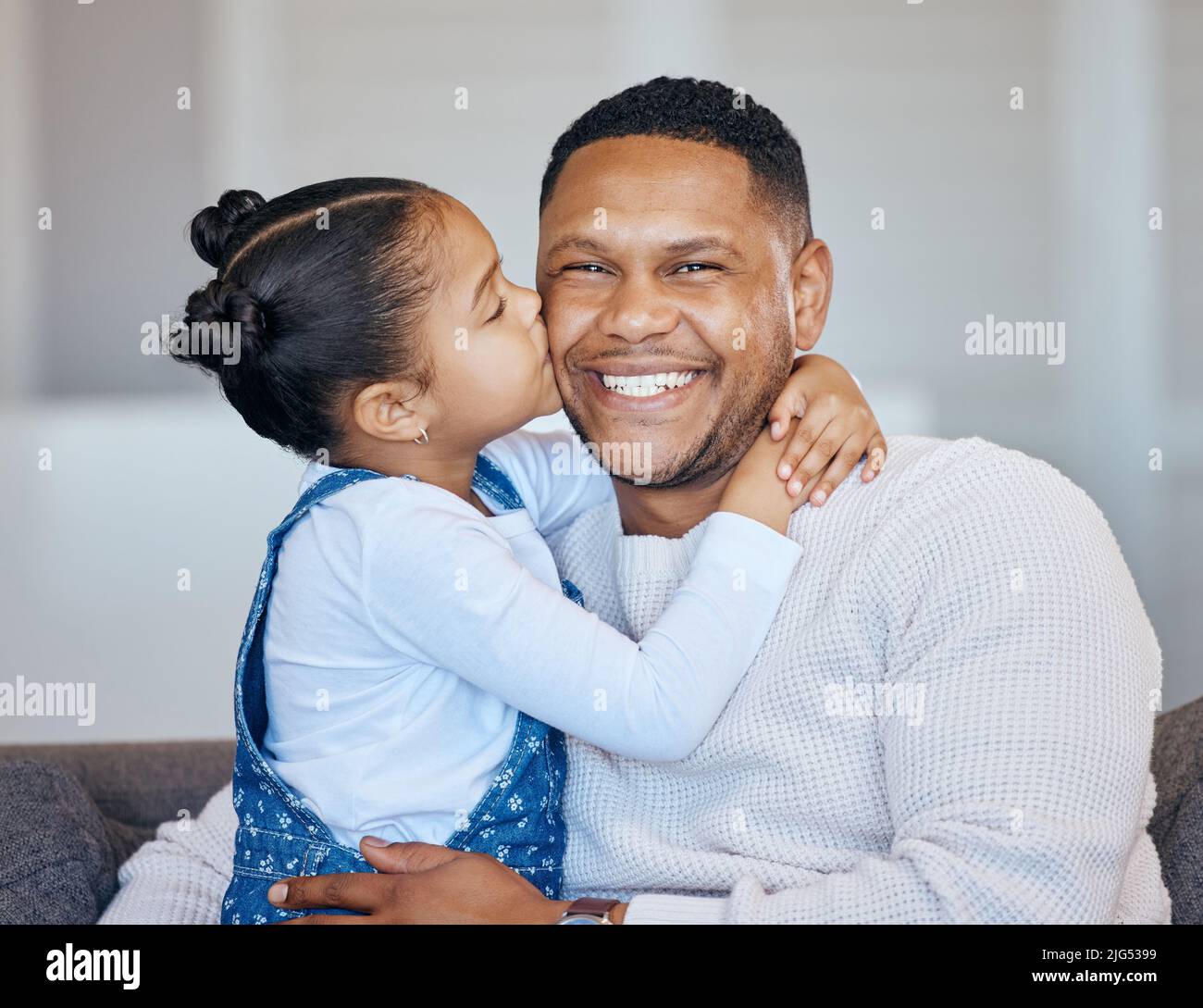 Father kissing daughter on cheek hi-res stock photography and images ...