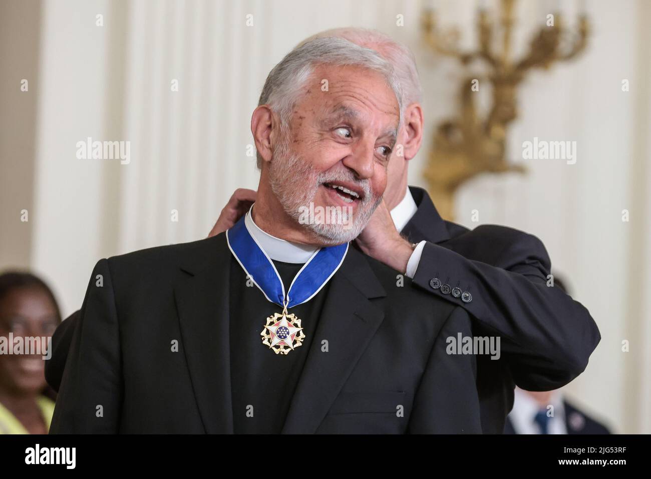 Father Alexander Karloutsos receives the Presidential medal of Freedom ...