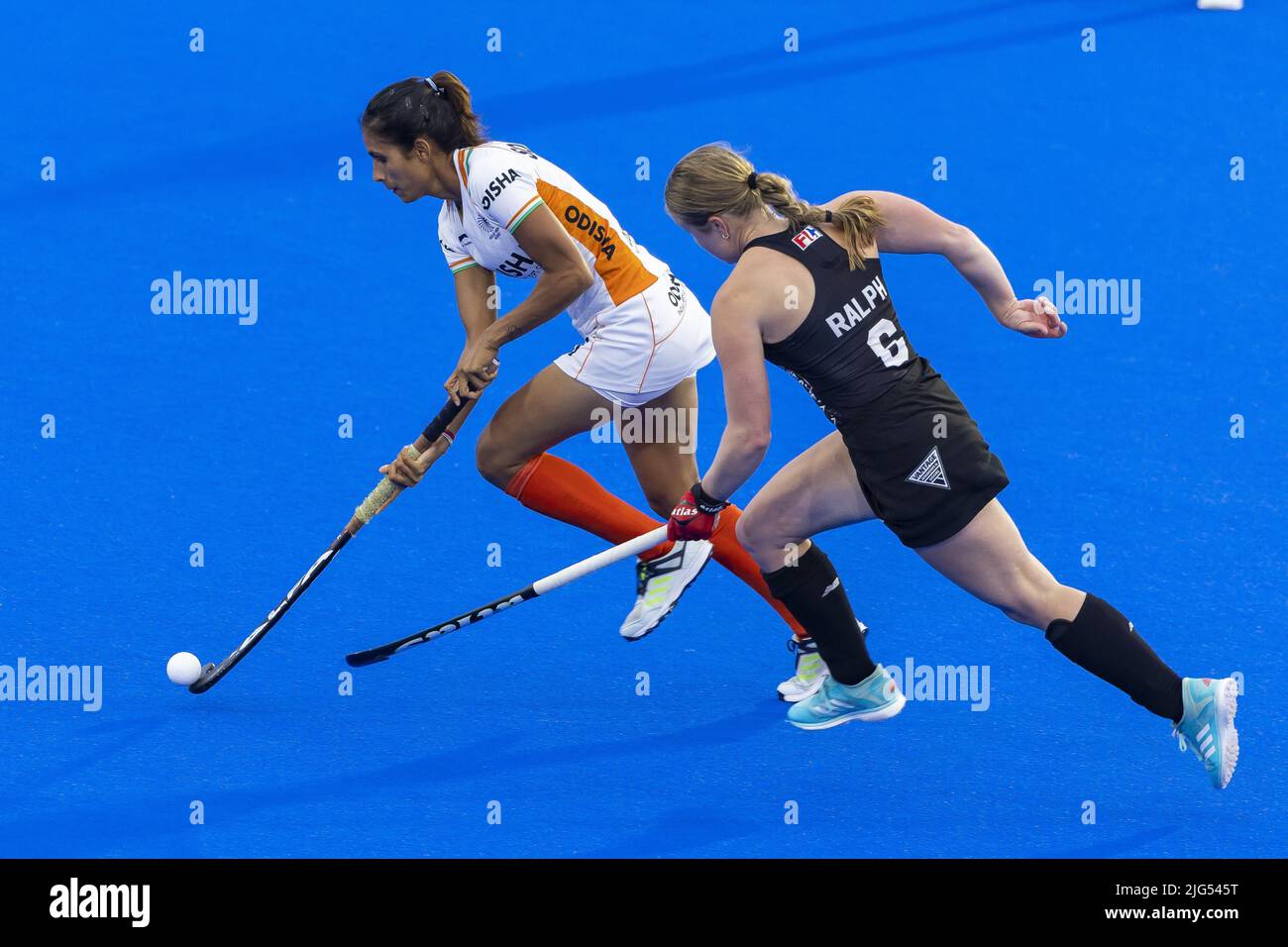 AMSTERDAM - Sonika (IND) and Hope Ralph (NZL) during the match between ...
