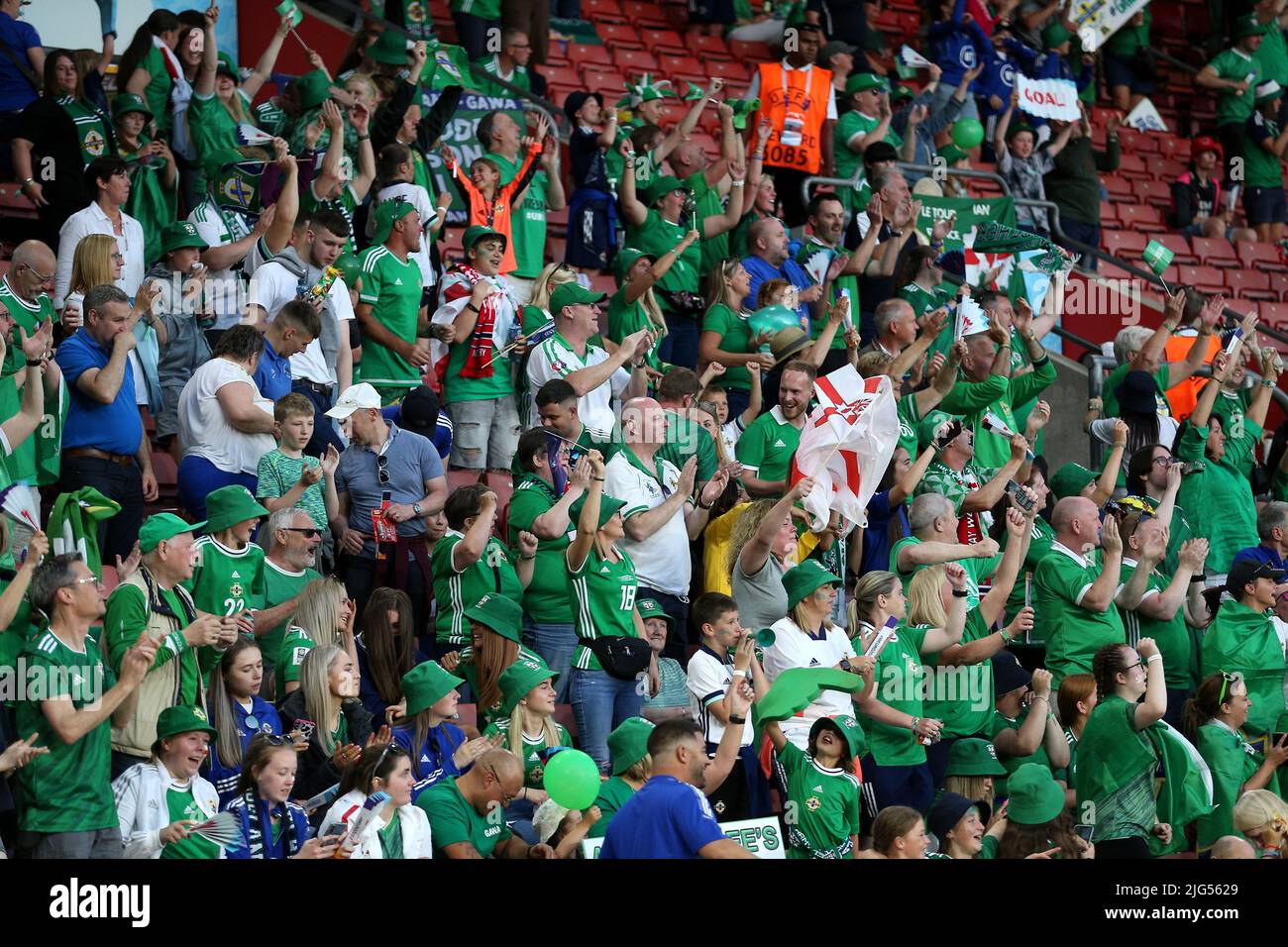Northern ireland women celebrate hi-res stock photography and images ...