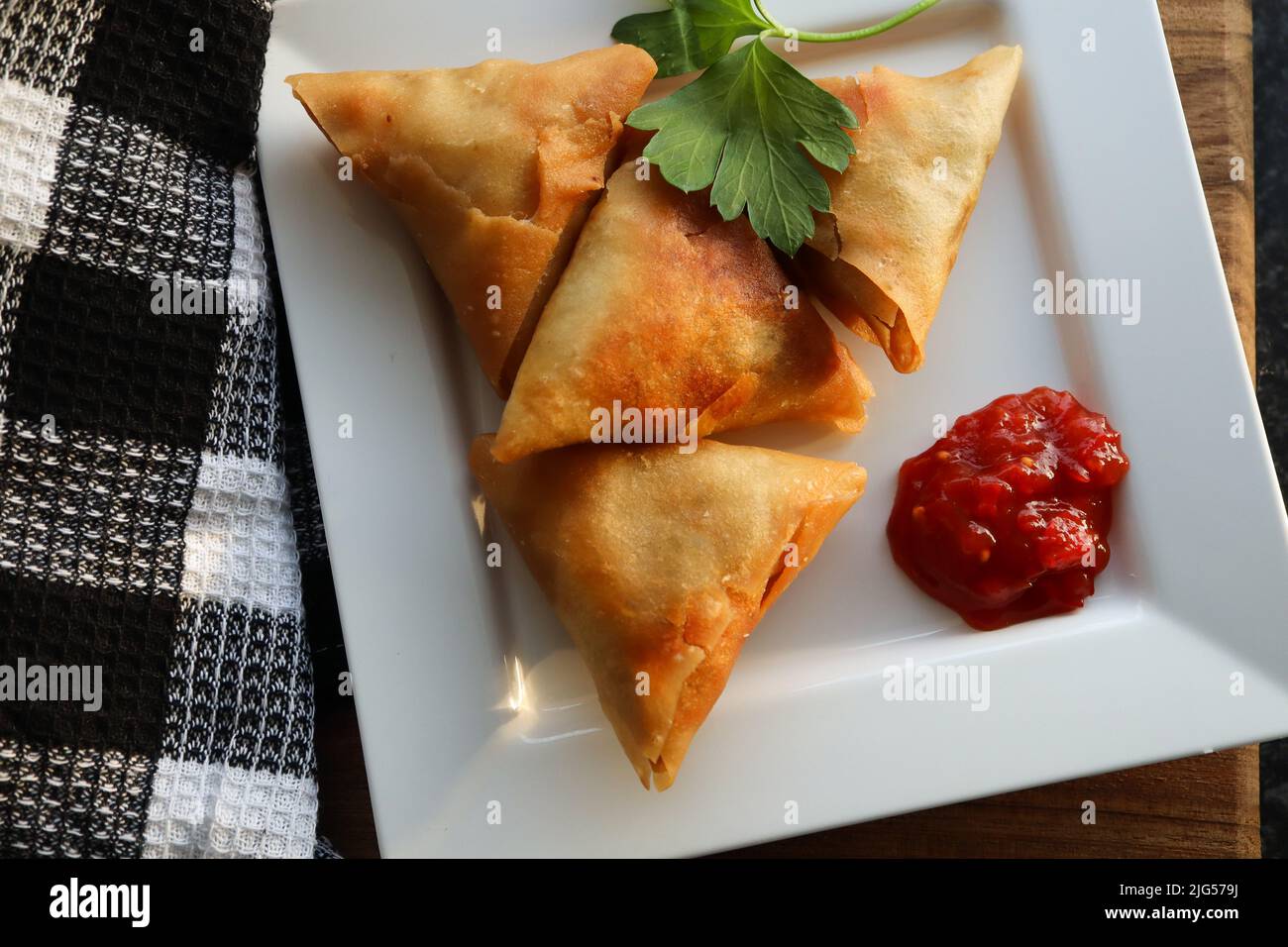 Samoosas hi-res stock photography and images - Alamy
