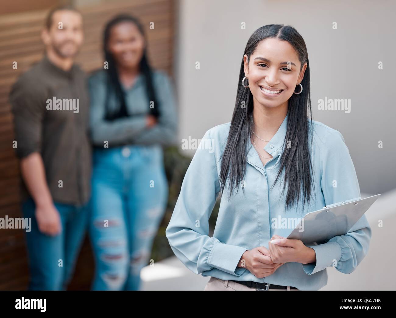 Real estate agent showing hi-res stock photography and images - Alamy