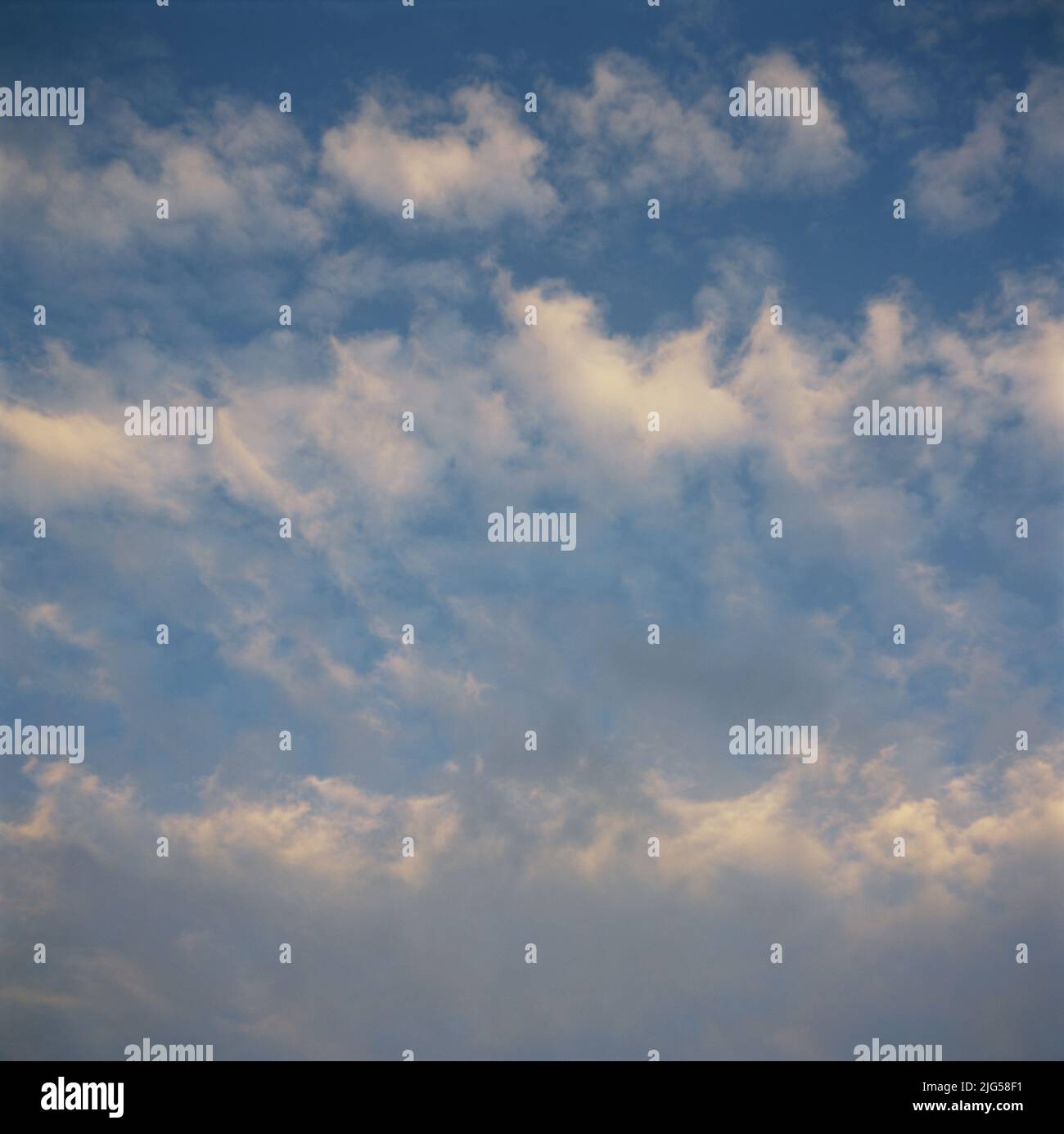Horizontal cloud formation before sunset Stock Photo - Alamy