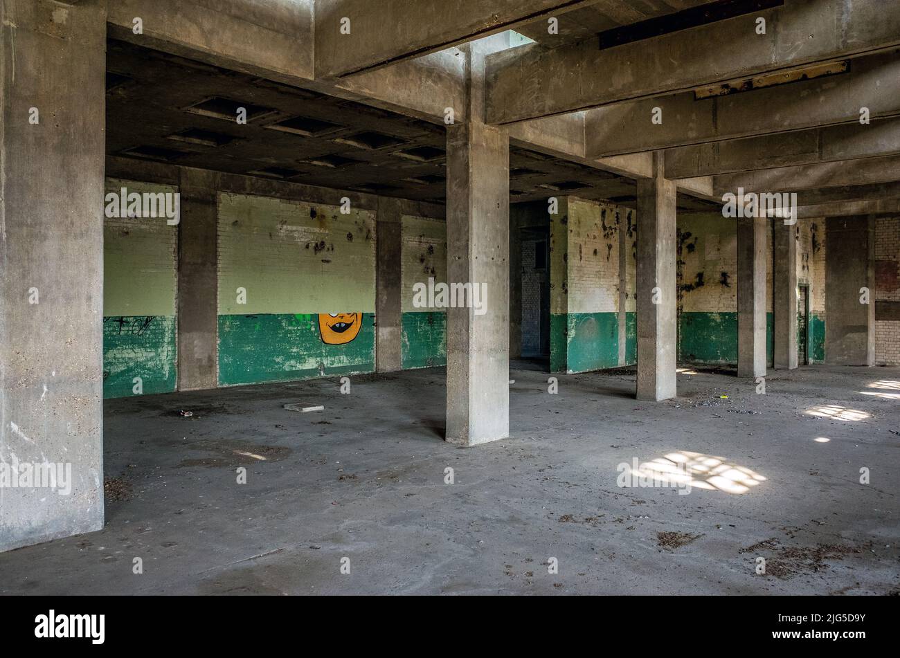Inside empty warehouse uk hi-res stock photography and images - Alamy