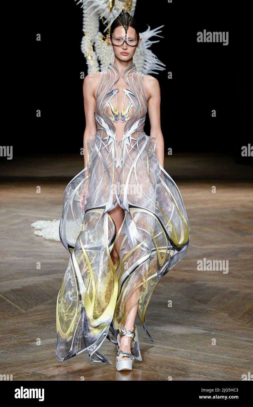 Iris van herpen 2022 hi-res stock photography and images - Alamy