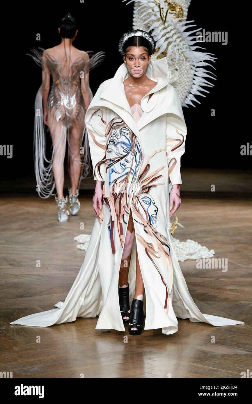Paris, Frankreich. 04th July, 2022. IRIS VAN HERPEN Haute Couture AW22-23 runway during Haute ...