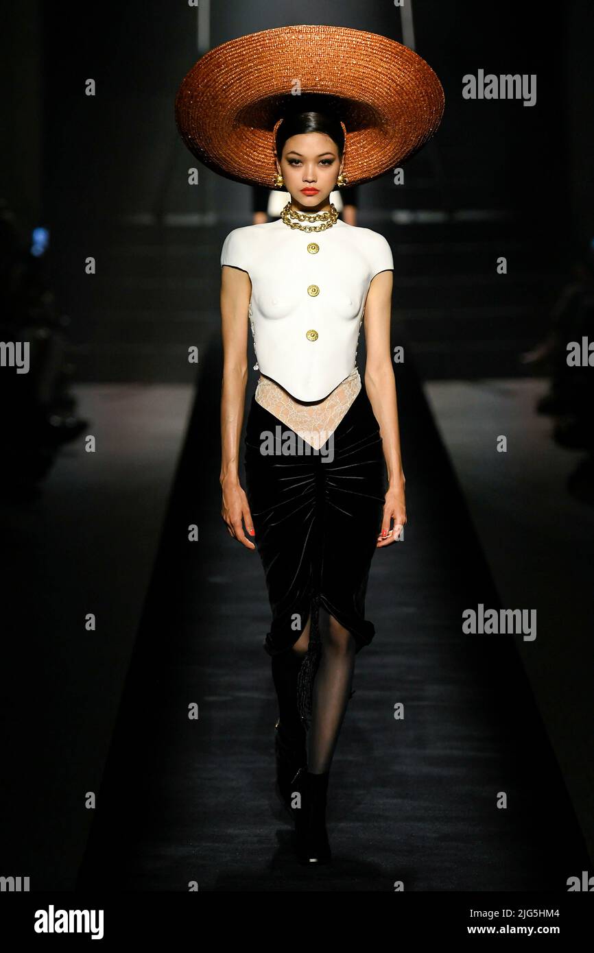 Paris, Frankreich. 04th July, 2022. SCHIAPARELLI Haute Couture AW22-23 ...