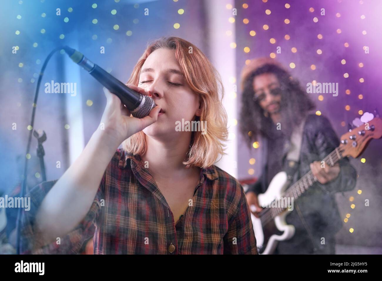 Female blonde singer hi-res stock photography and images - Alamy