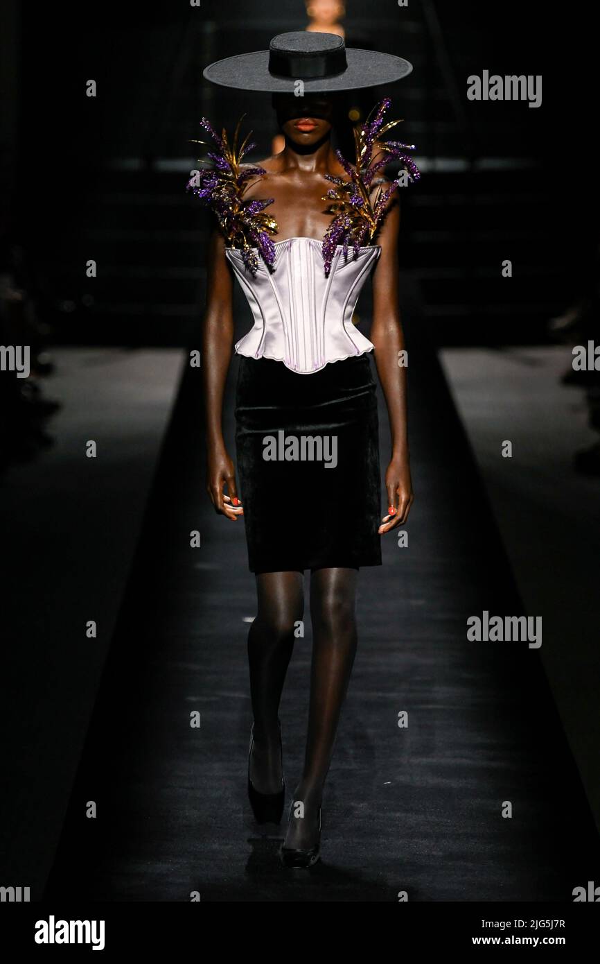 Paris, Frankreich. 04th July, 2022. SCHIAPARELLI Haute Couture AW22-23 ...