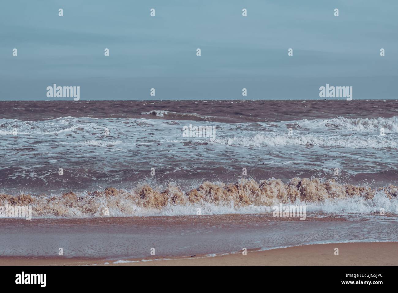 Ocean storm waves dramatically crashing splashing. Sky horizon line ...