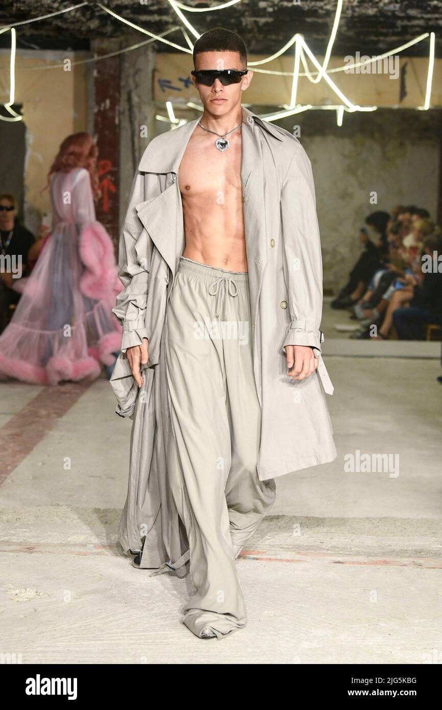 Paris, Frankreich. 07th July, 2022. VETEMENTS Spring 2023 ready to wear ...