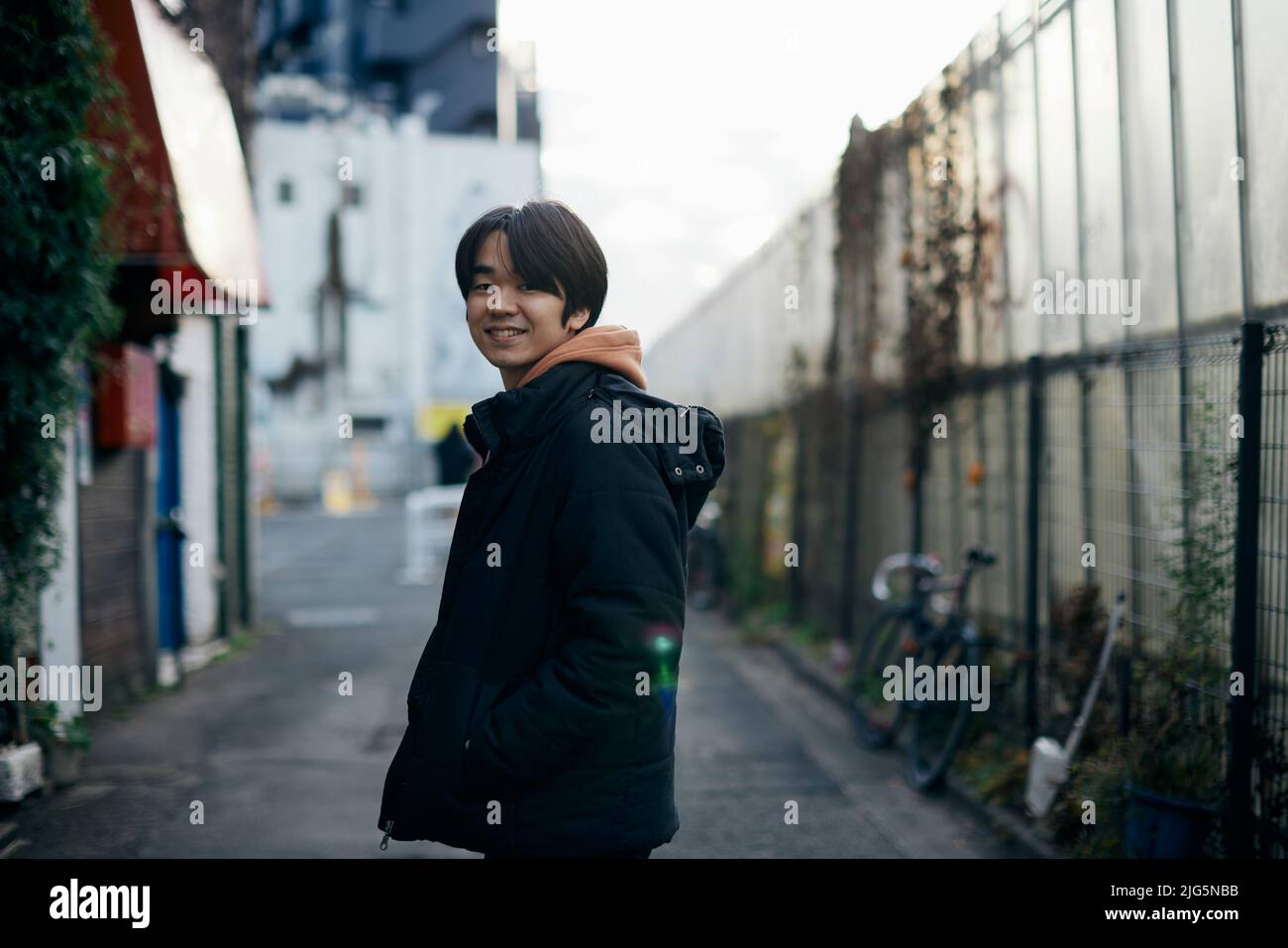 Man looking around corner hi-res stock photography and images - Alamy