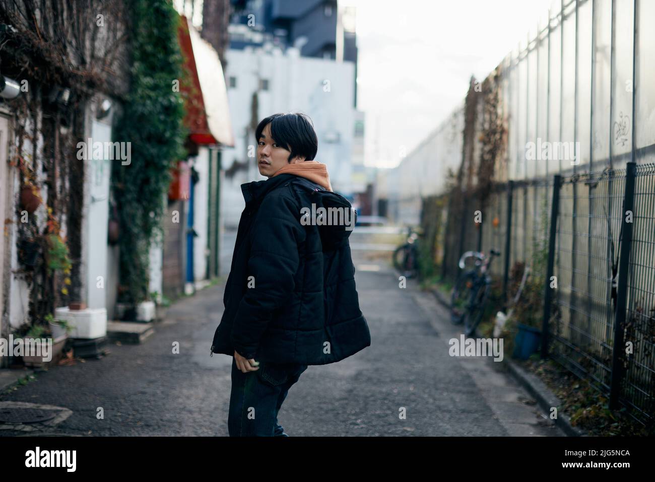 Man looking around corner hi-res stock photography and images - Alamy