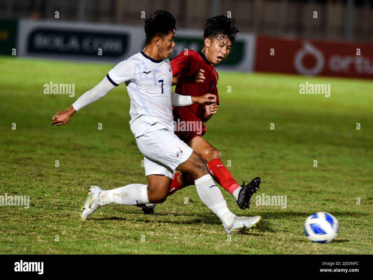 Jakarta, Indonesia. 7th July, 2022. Damoth Thongkamsavath (R) of Laos ...