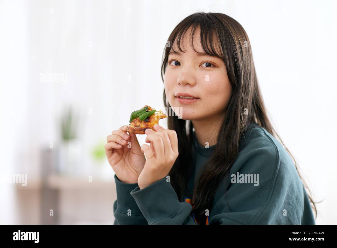 Japanese women eating pizza hi-res stock photography and images - Alamy