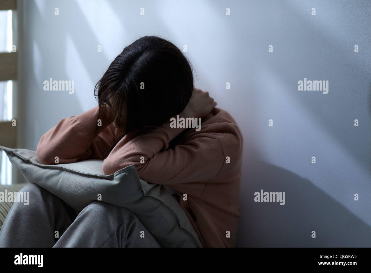 Women in pain crouching hi-res stock photography and images - Alamy