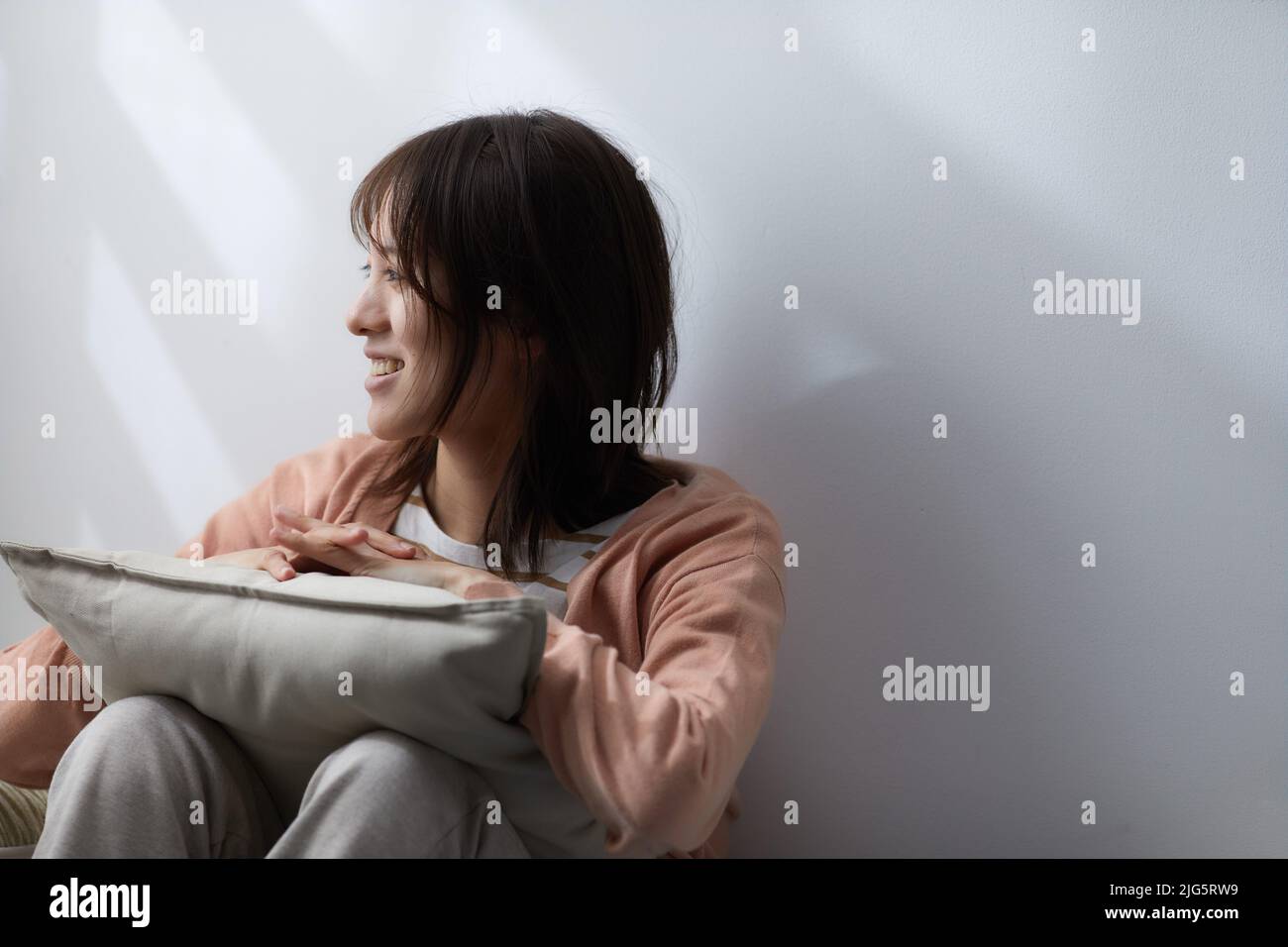 Crouching on bed hi-res stock photography and images - Alamy