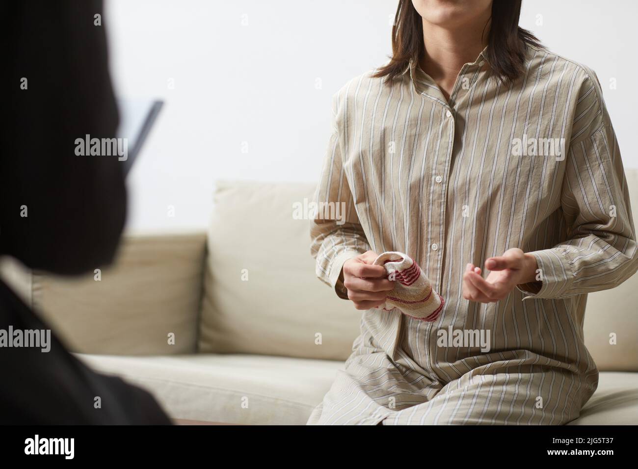 Faceless people speaking hi-res stock photography and images - Alamy