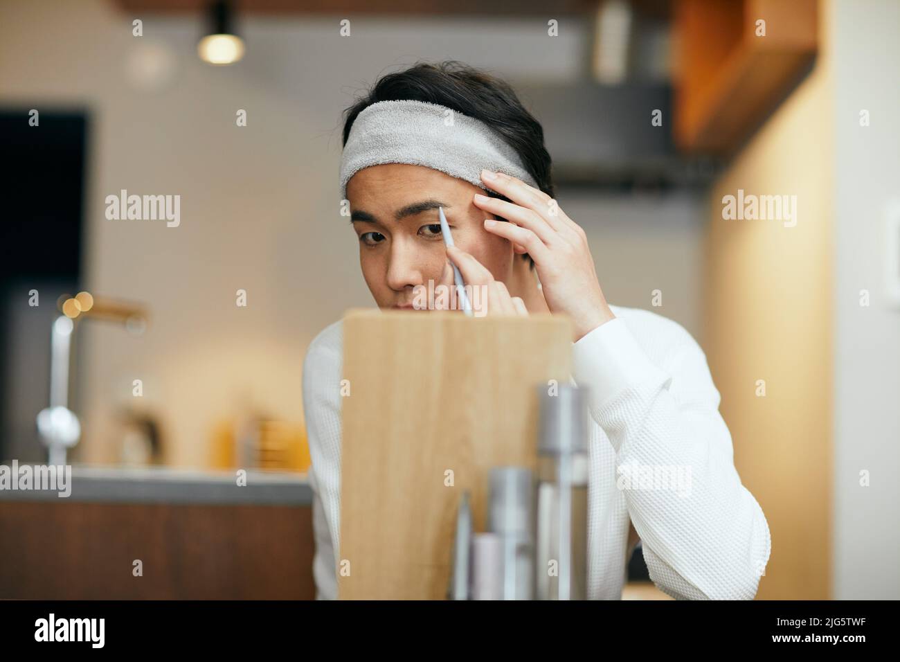 Japanese man applying makeup Stock Photo - Alamy