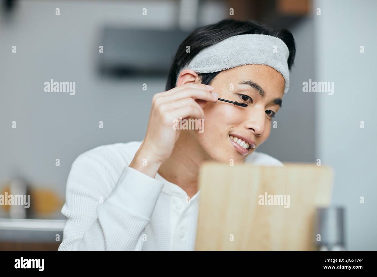 Japanese man applying makeup Stock Photo - Alamy