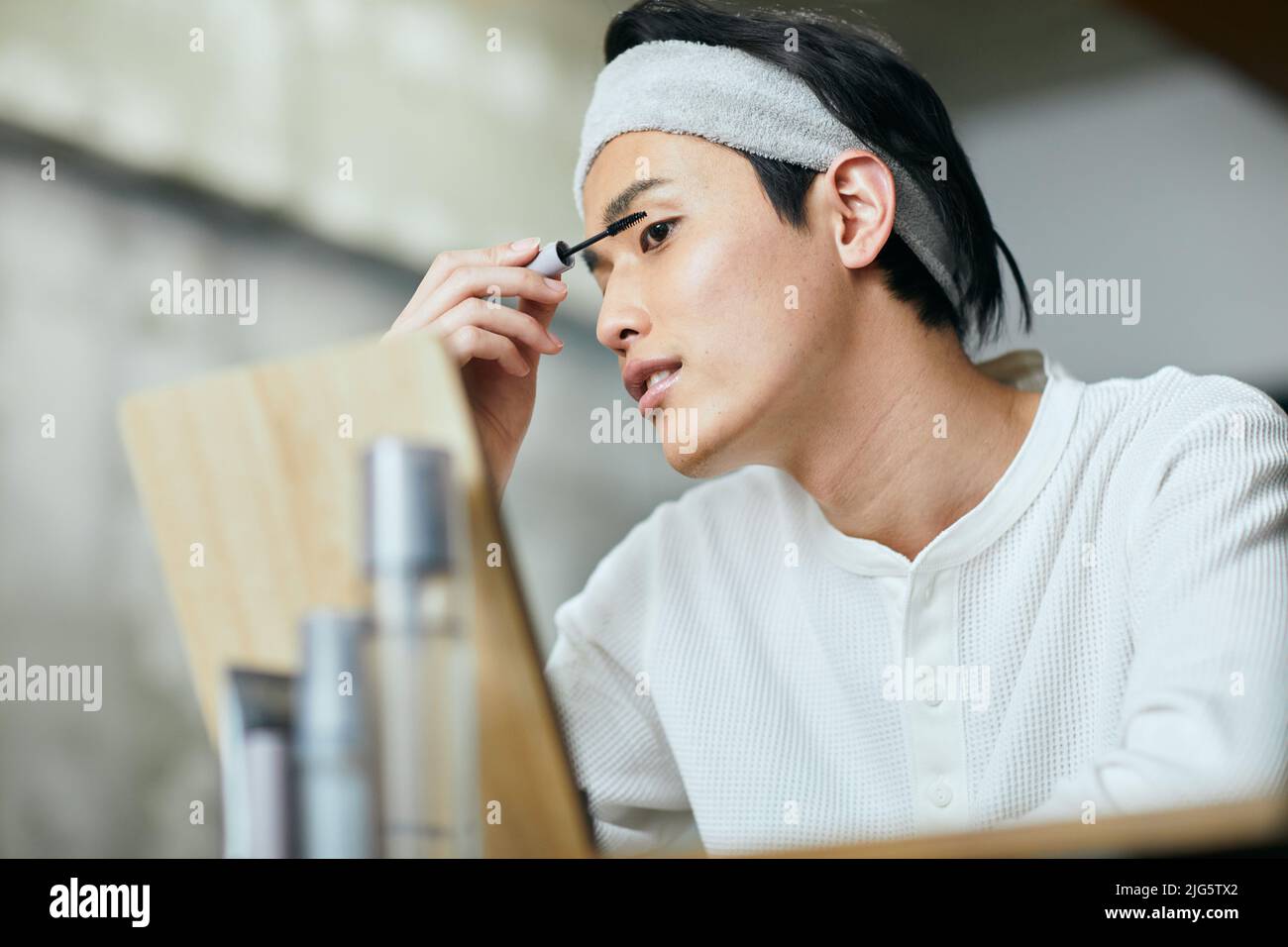 Japanese man applying makeup Stock Photo - Alamy