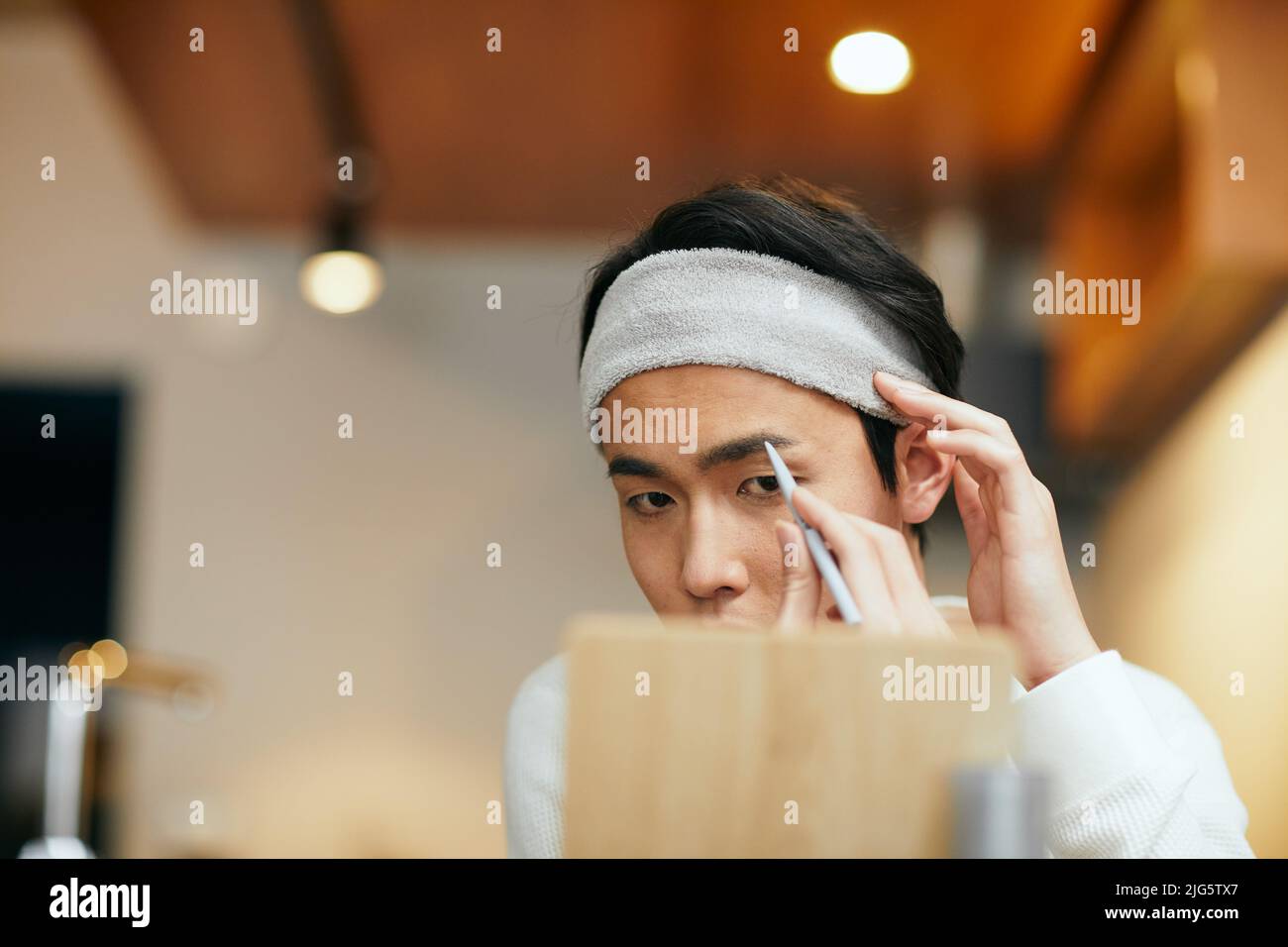 Japanese man applying makeup Stock Photo - Alamy