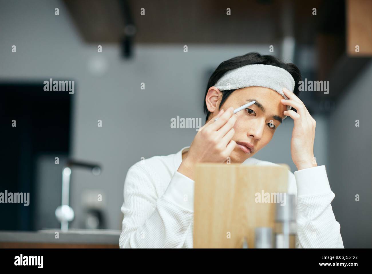 Japanese man applying makeup Stock Photo - Alamy