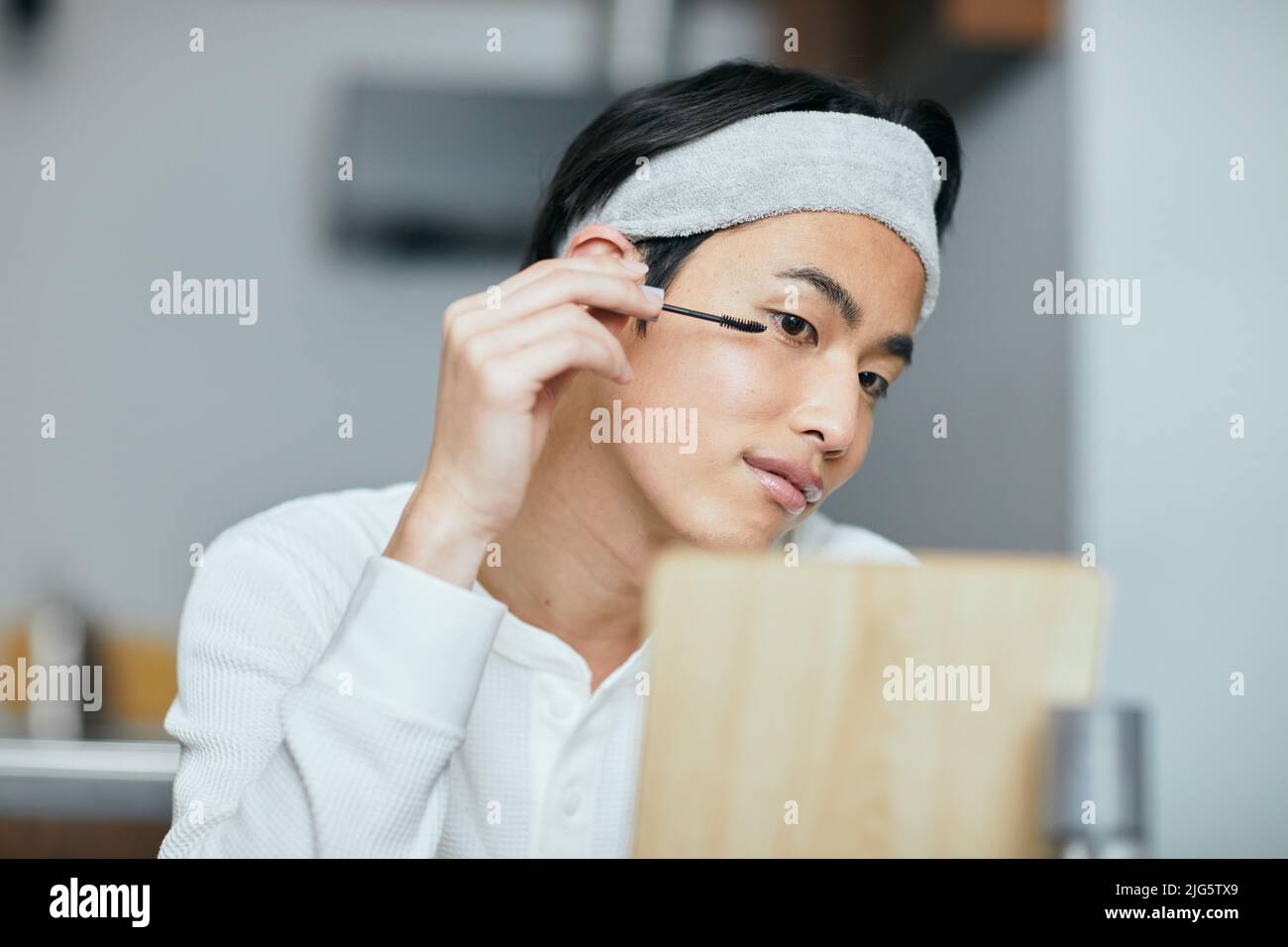 Japanese man applying makeup Stock Photo - Alamy