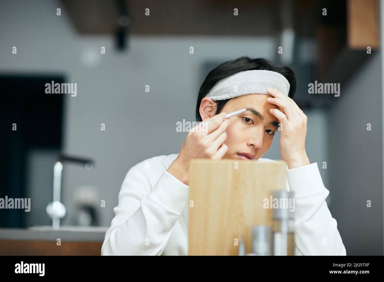 Japanese man applying makeup Stock Photo - Alamy