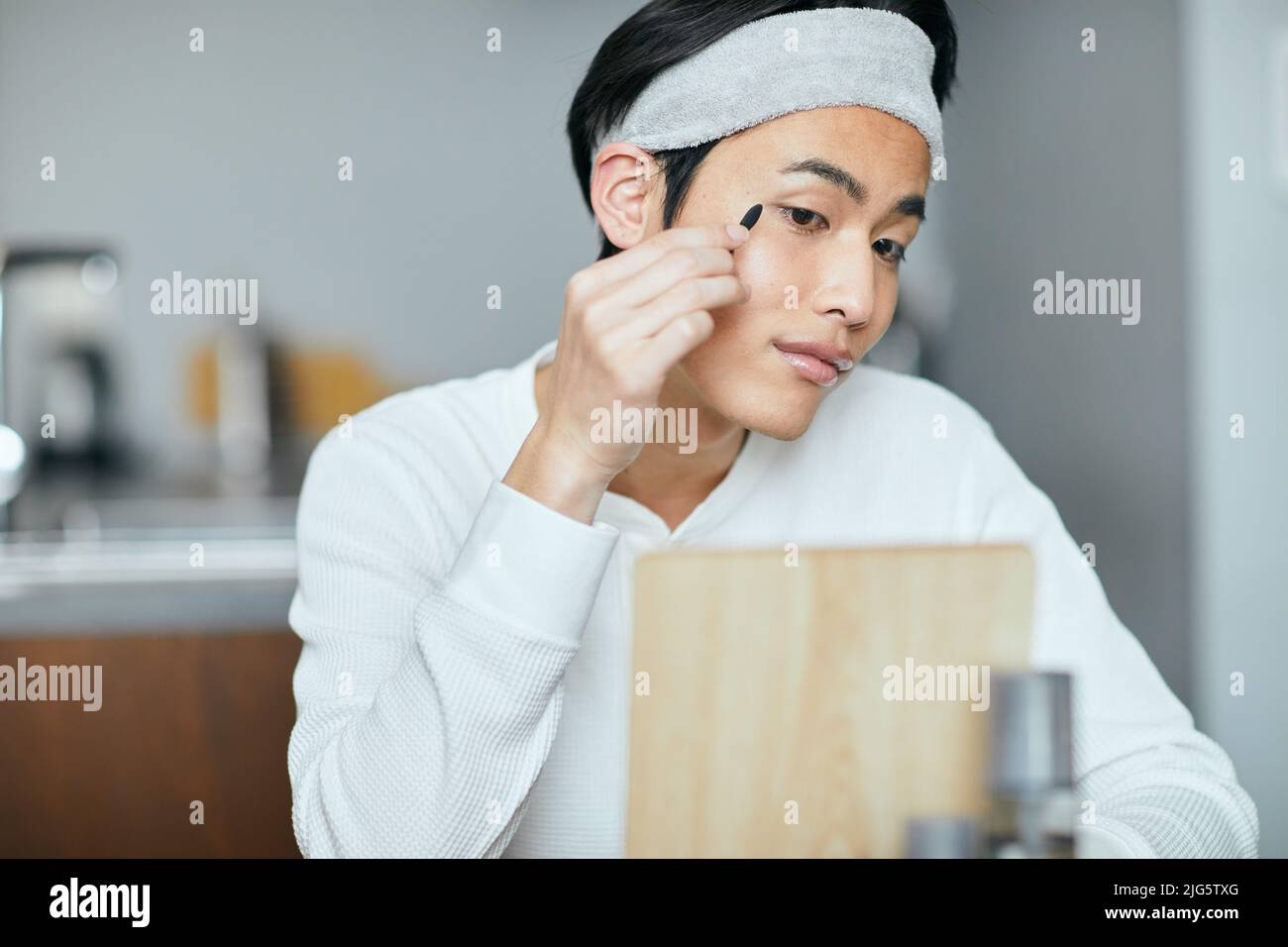 Japanese man applying makeup Stock Photo - Alamy