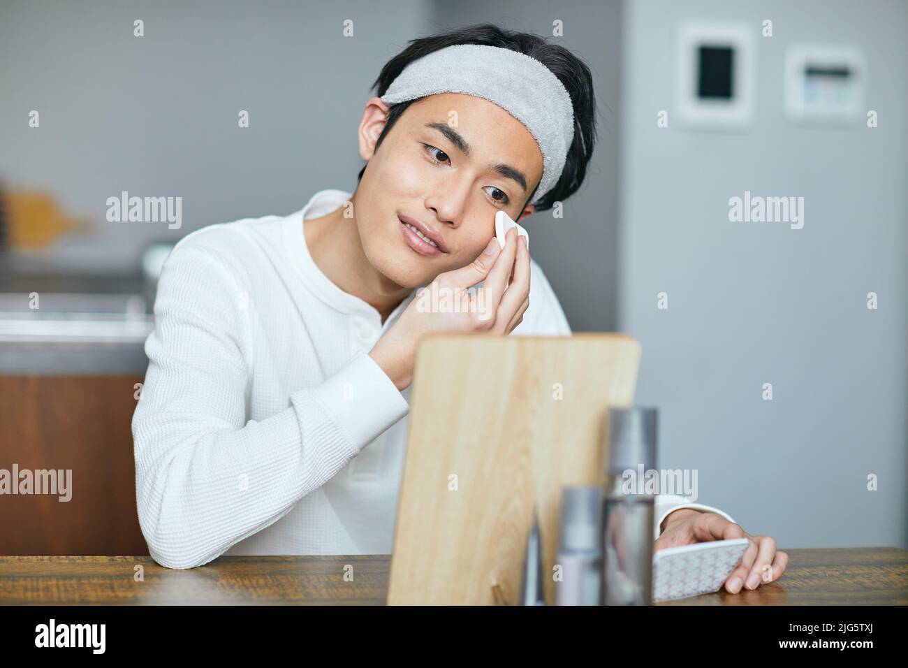 Japanese man applying makeup Stock Photo - Alamy