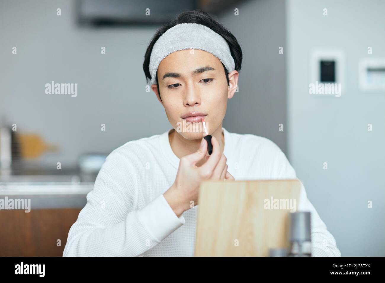 Japanese man applying makeup Stock Photo - Alamy