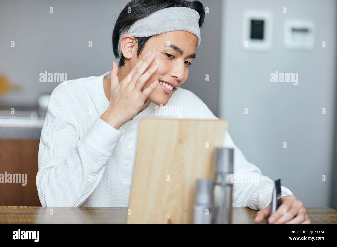Japanese man applying makeup Stock Photo - Alamy