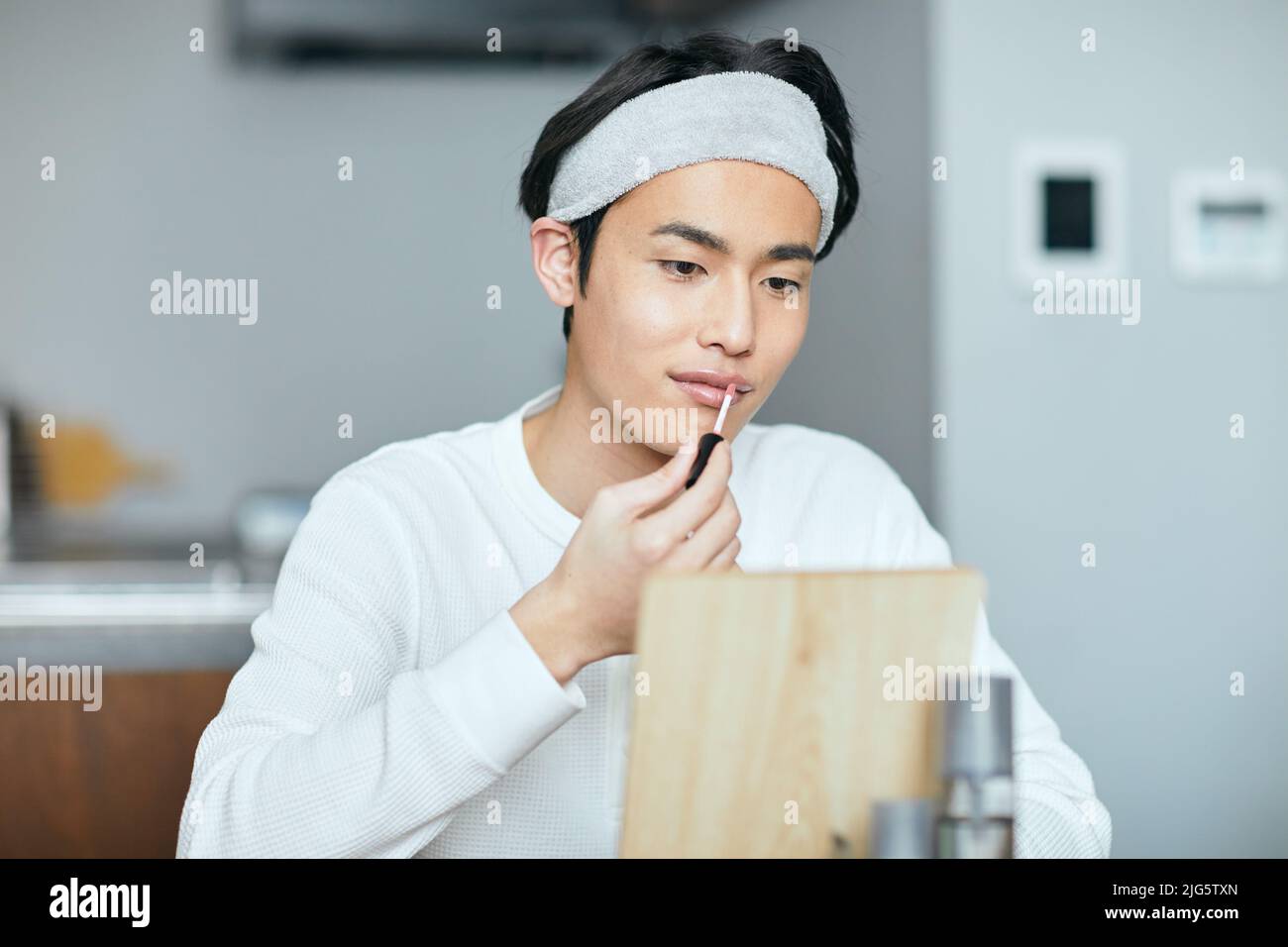 Japanese man applying makeup Stock Photo - Alamy