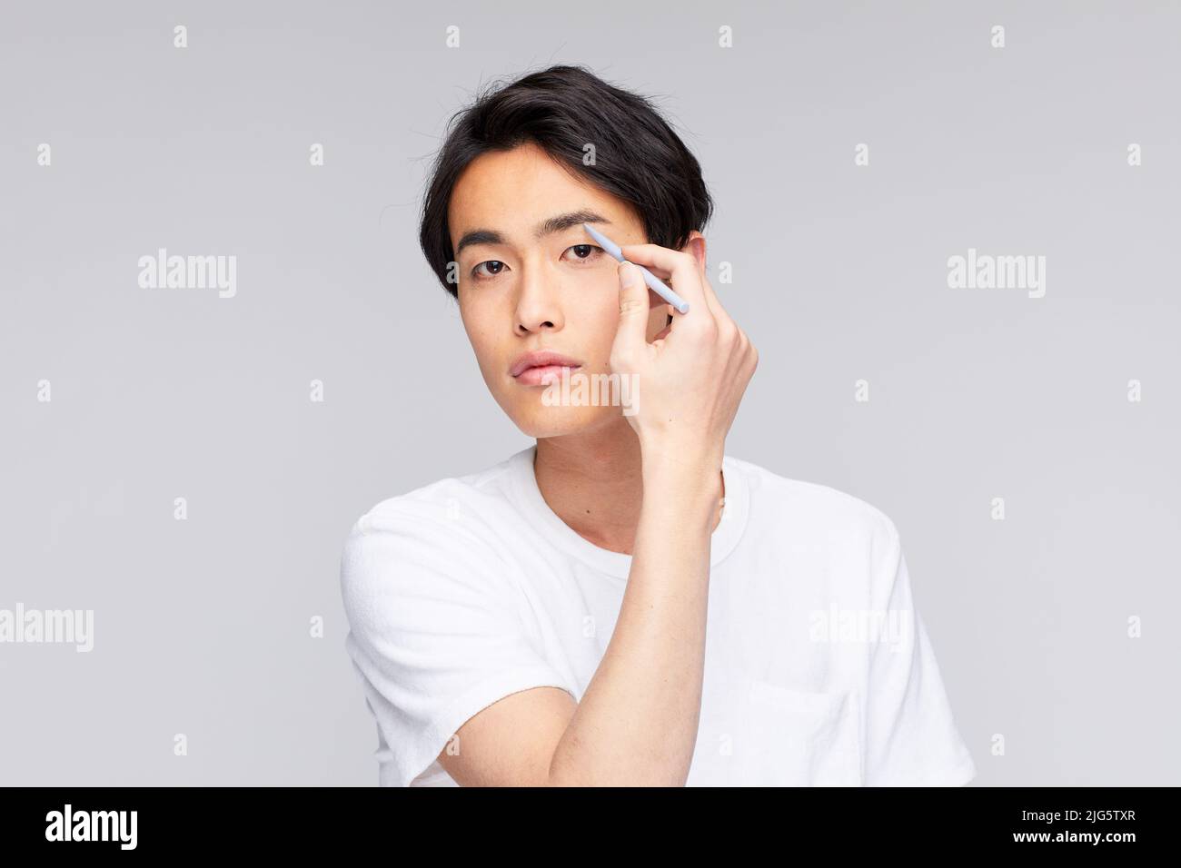 Japanese man applying makeup Stock Photo - Alamy