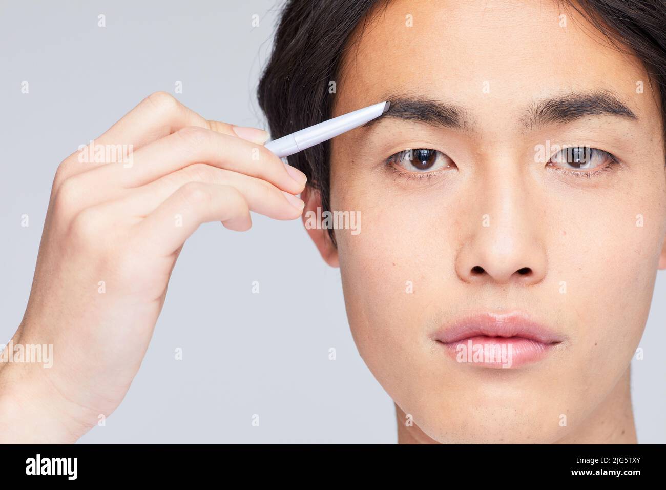Japanese man applying makeup Stock Photo - Alamy