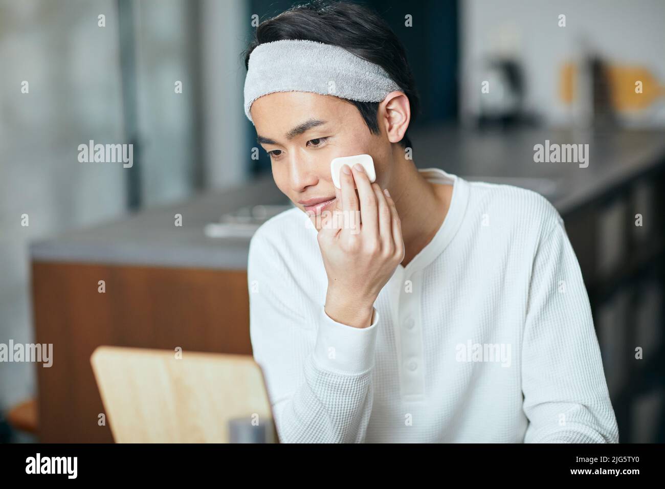 Japanese man applying makeup Stock Photo - Alamy