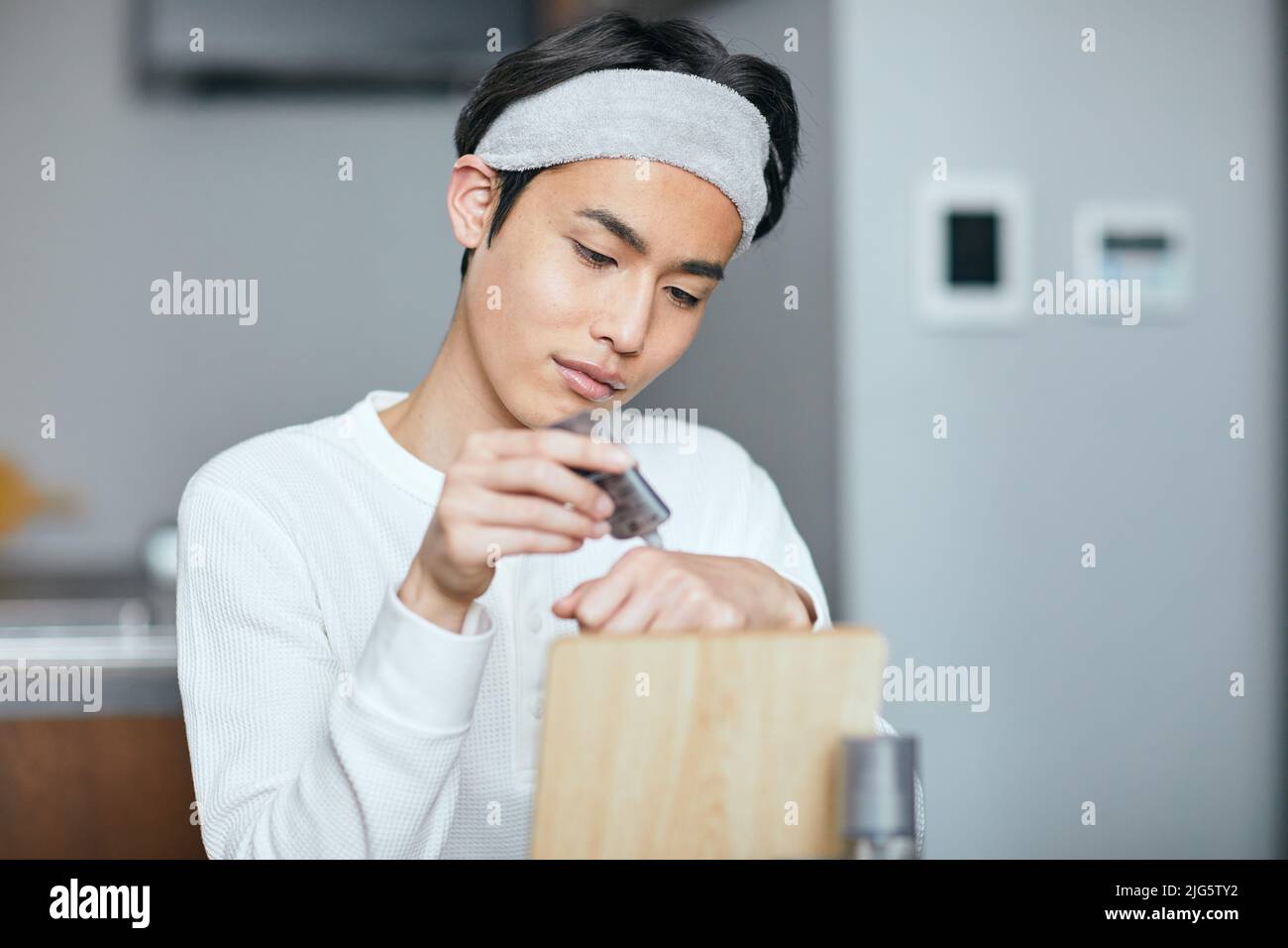 Japanese man applying makeup Stock Photo - Alamy