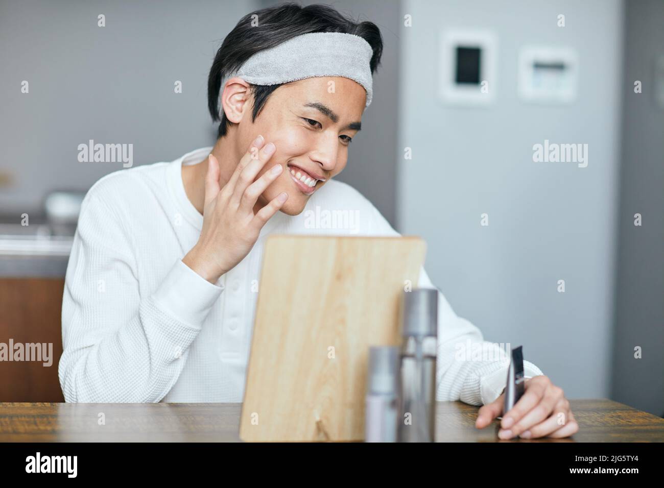 Japanese man applying makeup Stock Photo - Alamy