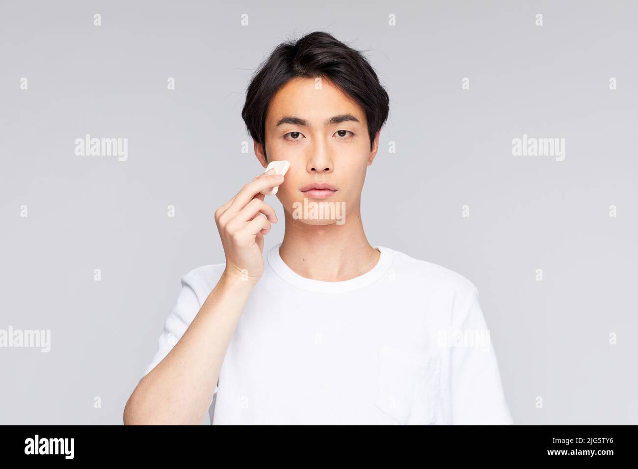 Japanese man applying makeup Stock Photo - Alamy