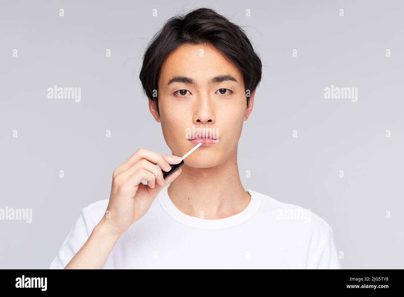 Japanese man applying makeup Stock Photo - Alamy