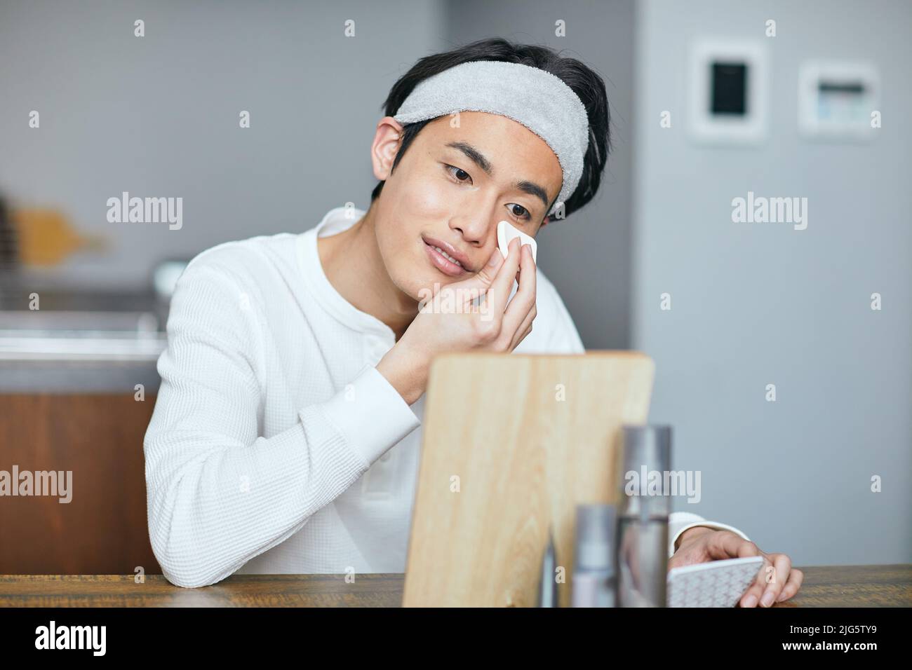 Japanese man applying makeup Stock Photo - Alamy