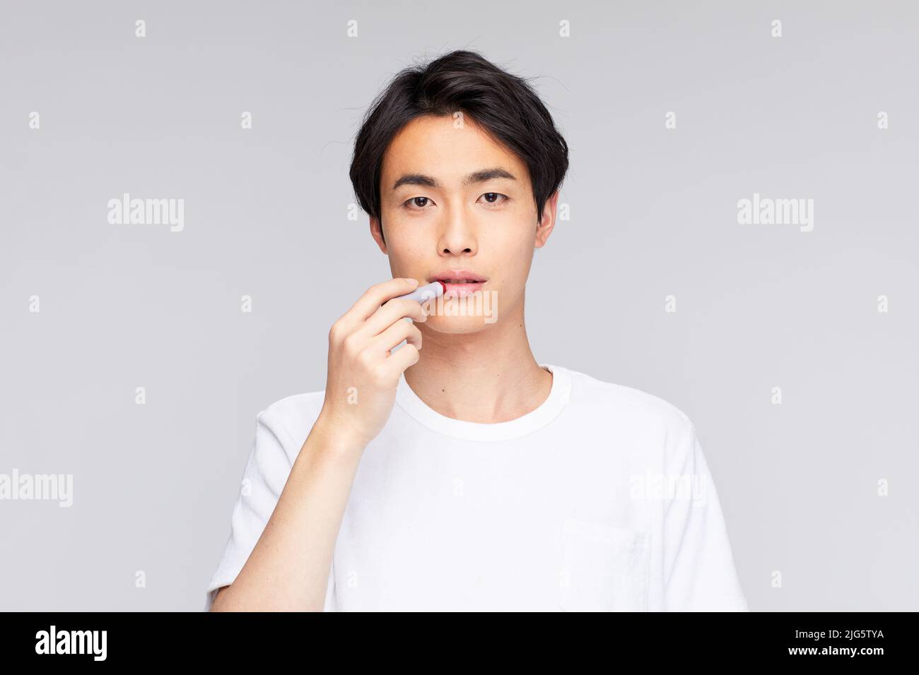 Japanese man applying makeup Stock Photo - Alamy
