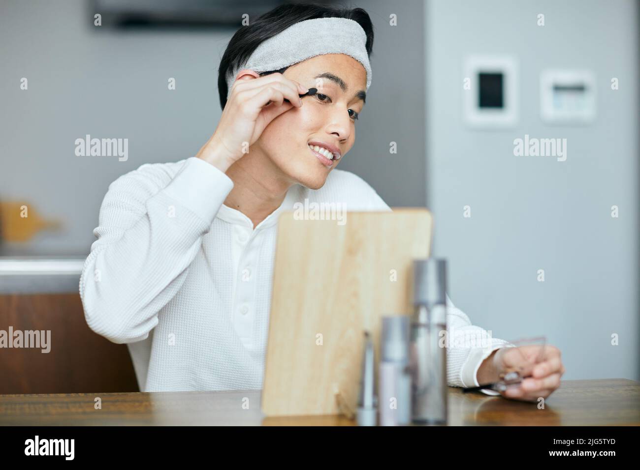 Japanese man applying makeup Stock Photo - Alamy