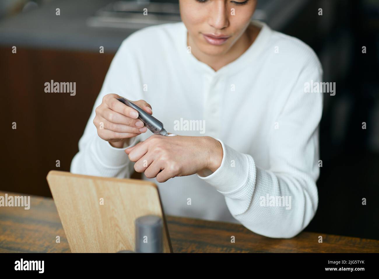 Japanese man applying makeup Stock Photo - Alamy