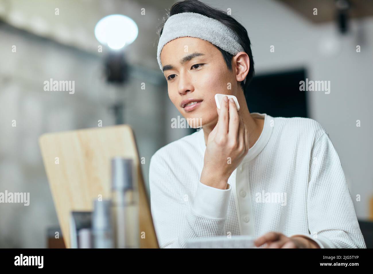 Japanese man applying makeup Stock Photo - Alamy