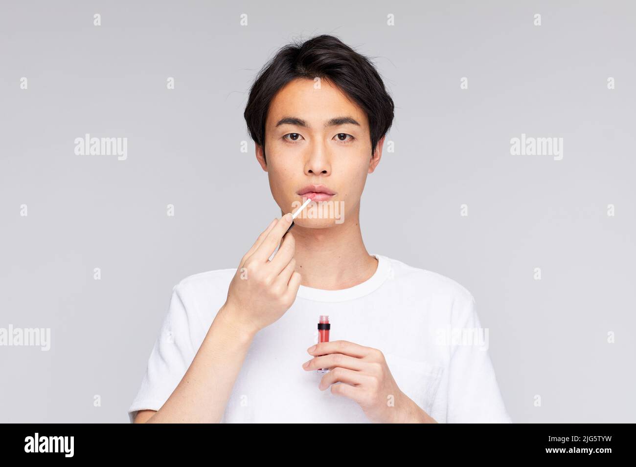 Japanese man applying makeup Stock Photo - Alamy